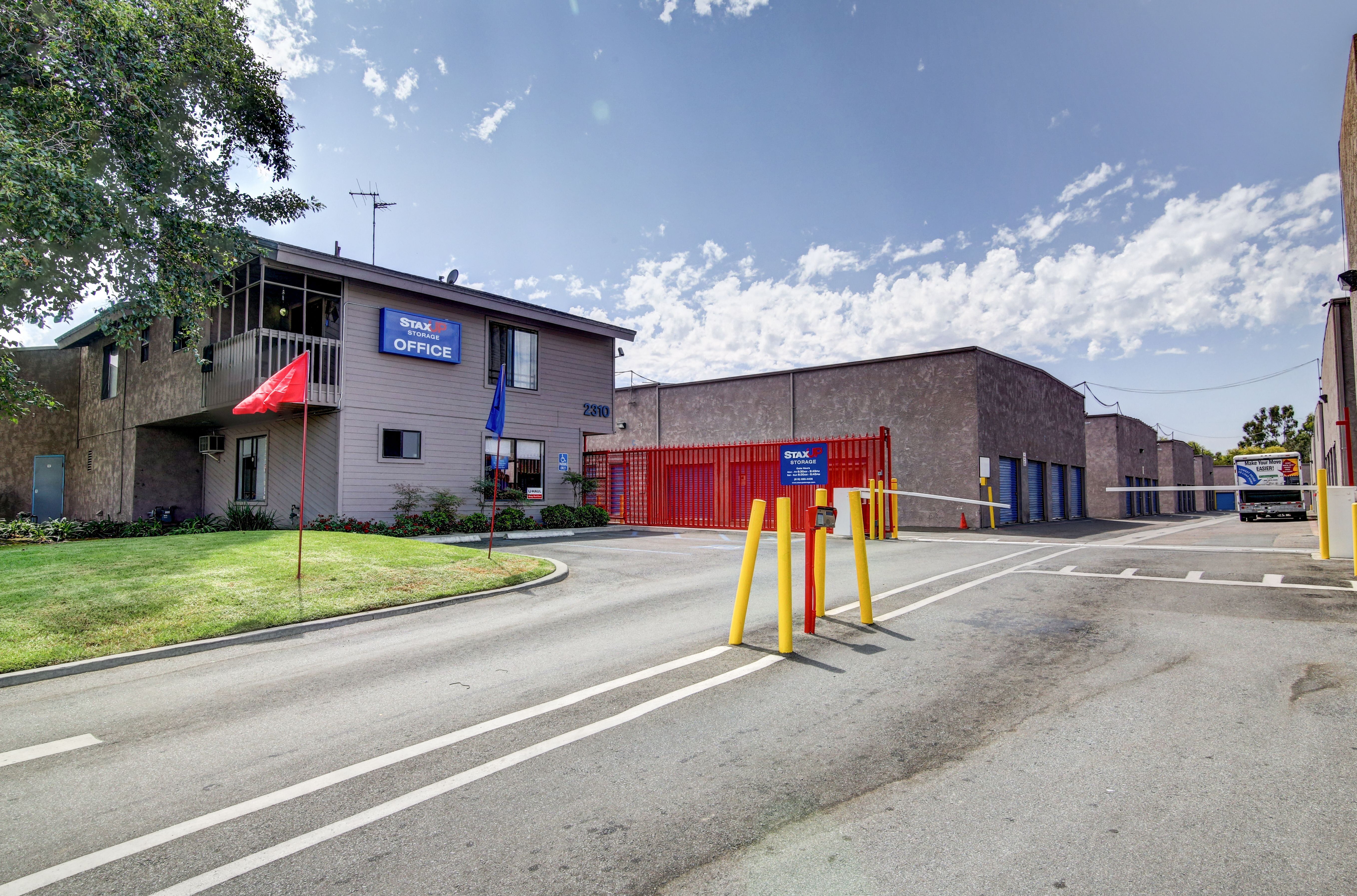 Meet Your Cross-Border Storage Solution | StaxUP Self Storage